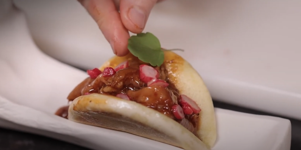 Pan bao relleno de manitas de cerdo deshuesadas con salsa vizcaína ...